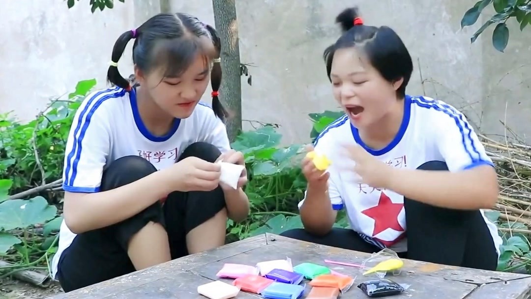 姐妹用橡皮泥捏小动物,两个人比赛看谁捏的更好看!