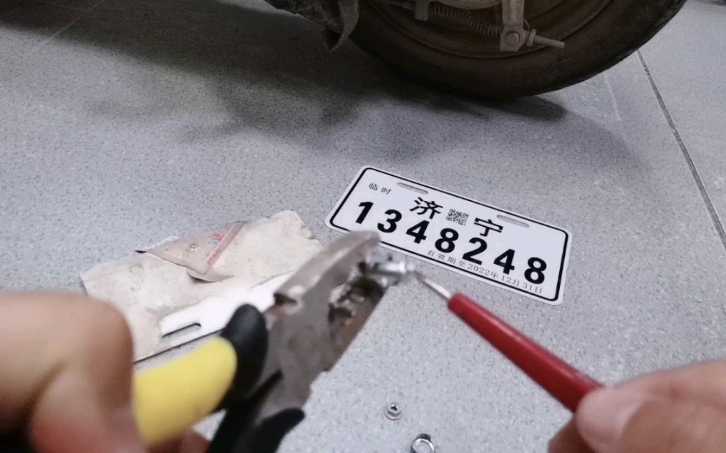 小伙今天给电动车挂牌,被2颗螺丝好好上了一课