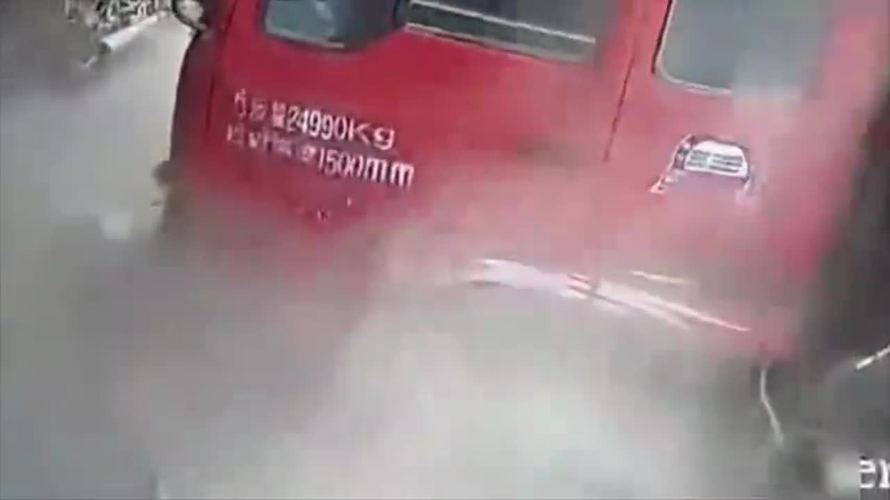 老师傅正在修车,轮胎突然爆炸,监控拍下可怕画面