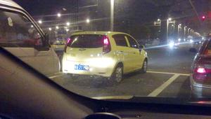 开自动挡的车,等红灯时挂什么挡比较好?这样挂挡不会伤车!