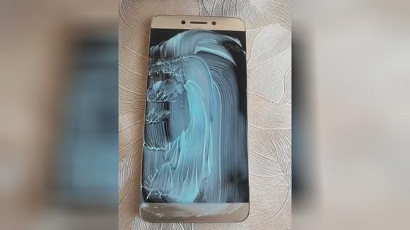 手机屏幕有划痕,这样做自己也可以轻松修复!