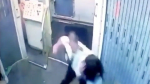 飞行员和前女友廊桥打架 航班延迟双双被解雇