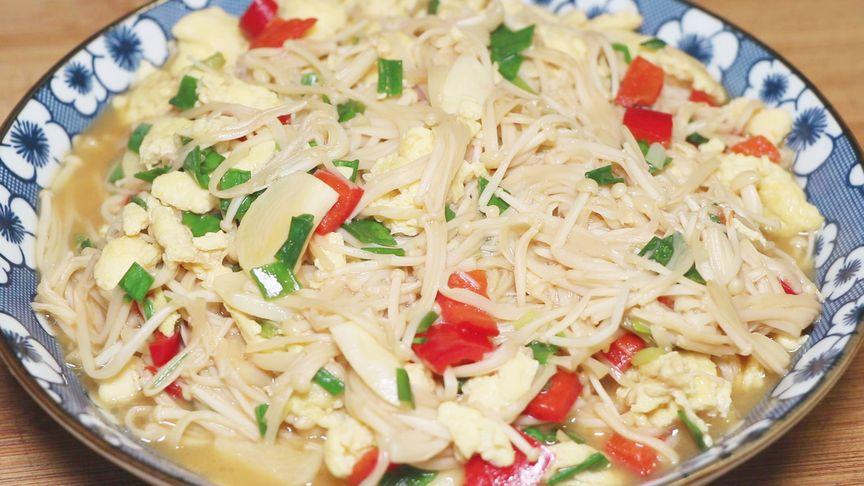 金针菇这样炒太好吃了,天天吃都不腻,一次炒一大盘,比吃肉还香