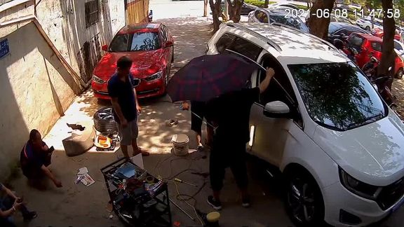 #同城热门 #监控下的一幕 #前挡风玻璃划痕修复