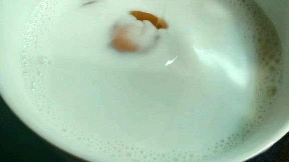 1盒牛奶,2个鸡蛋,这种做法太好吃,简单营养美味,孩子最喜欢了