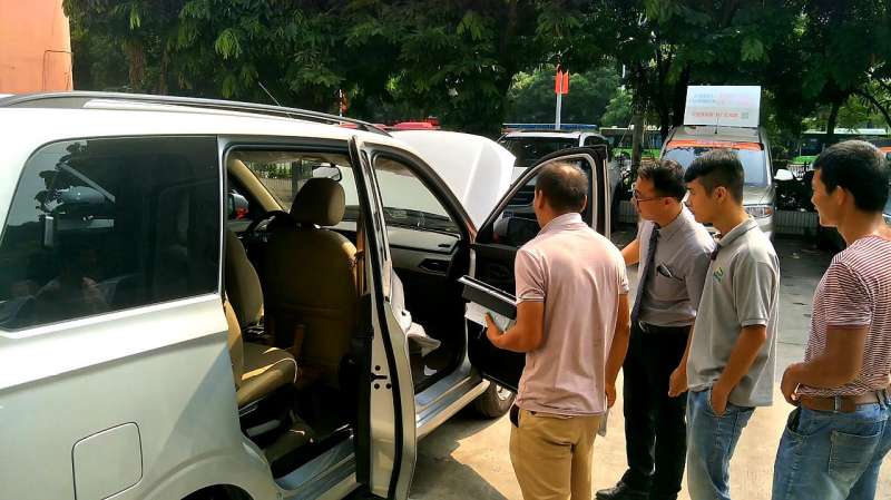 农村小伙喜提新车,堪称神车落地价6万,大家觉得这车怎么样?