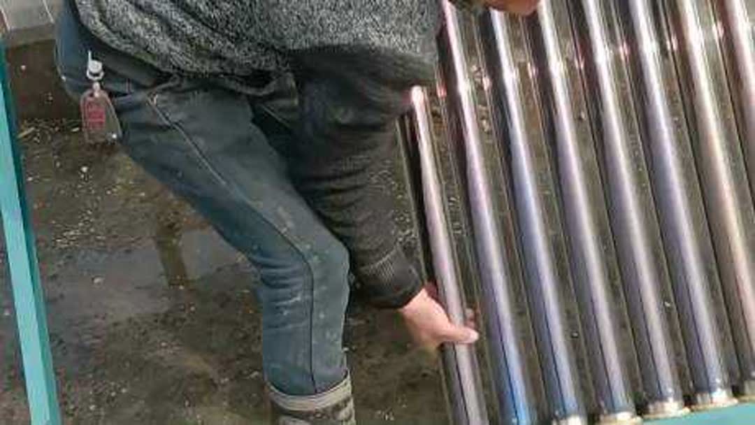 怎样拆卸太阳能玻璃管,教程来了看小伙轻松拆卸玻璃管