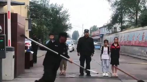 这就是我们小区的保安晨练,用器械轻松把“坏人”打败!