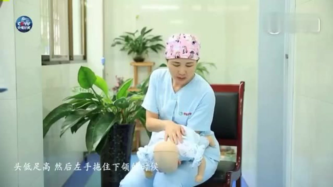 转存!孩子误食异物卡住气管怎么办?两分钟学会海姆立克急救法,.