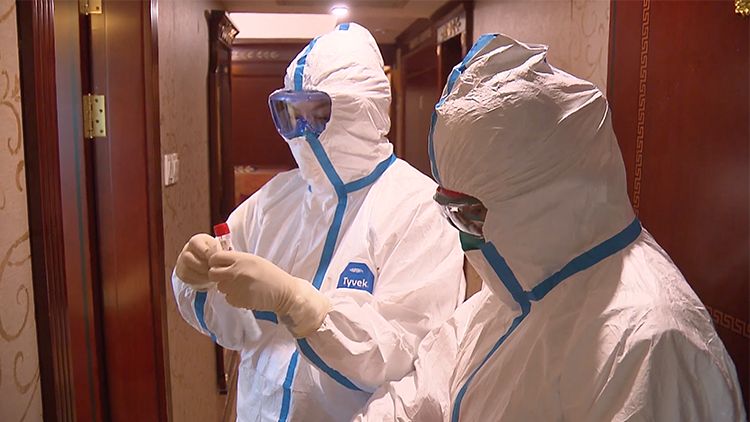 采样消杀无死角!疾控人员连夜对确诊、密接居住场所全方位消毒