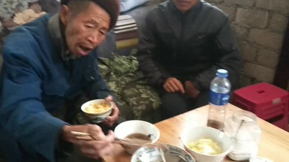 八旬老人靠织簸箕,女老人还是个盲人,看着心酸看看他们的生活