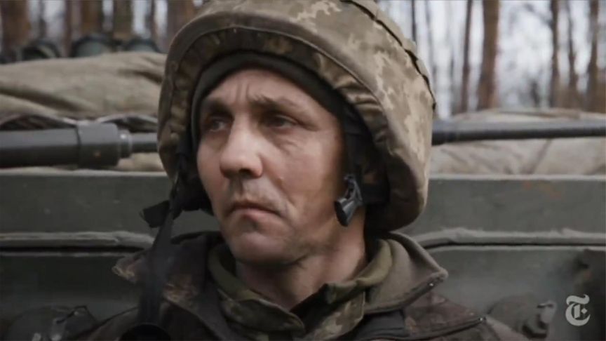 乌军老兵接受美媒采访,途中突然哽咽,直言不知道为啥要打仗