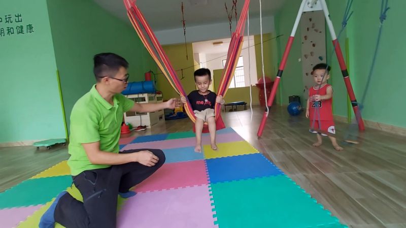 感统训练之第18个训练孩子前庭觉的感统游戏吊床三
