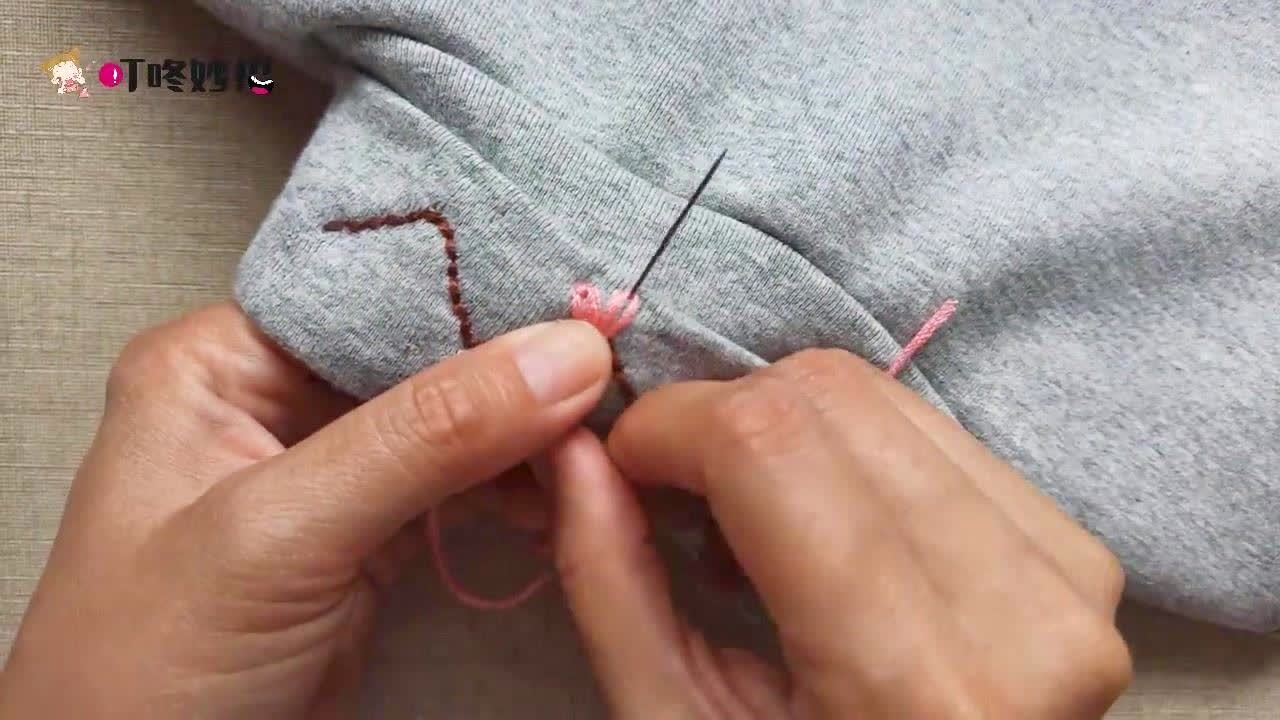 衣服单调不喜欢?2种针法缝一缝,清新素雅,缝到哪个位置都好看