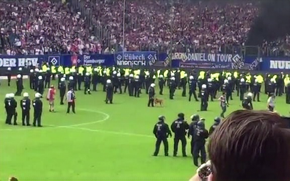 汉堡队在德甲的最后几分钟,球迷点燃焰火