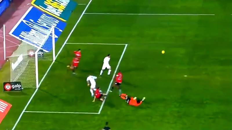 皇马经典五佳球回顾 卡卡25米力拔千钧+C罗门前苍龙摆尾