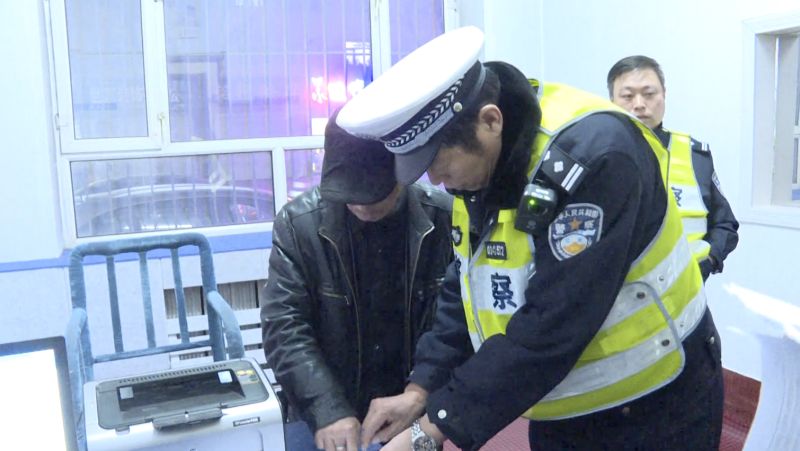 嚣张!摩托男无证酒驾遇查撞交警:我没撞,要撞直接拱上去了