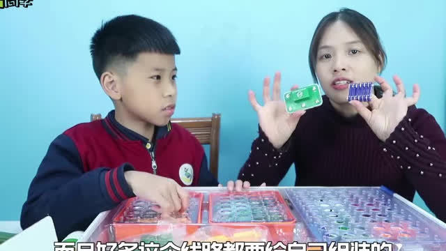 电子积木拼装,小男孩多次拼错现场打脸