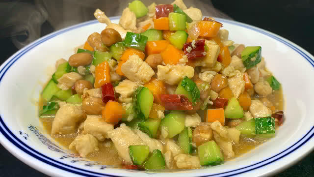 大厨教你宫保鸡丁的家常做法,方法简单鲜嫩入味