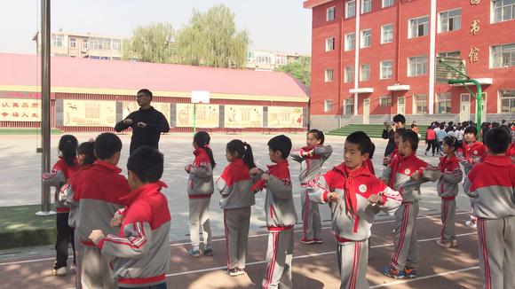 孩子们模仿的青蛙跳太棒啦