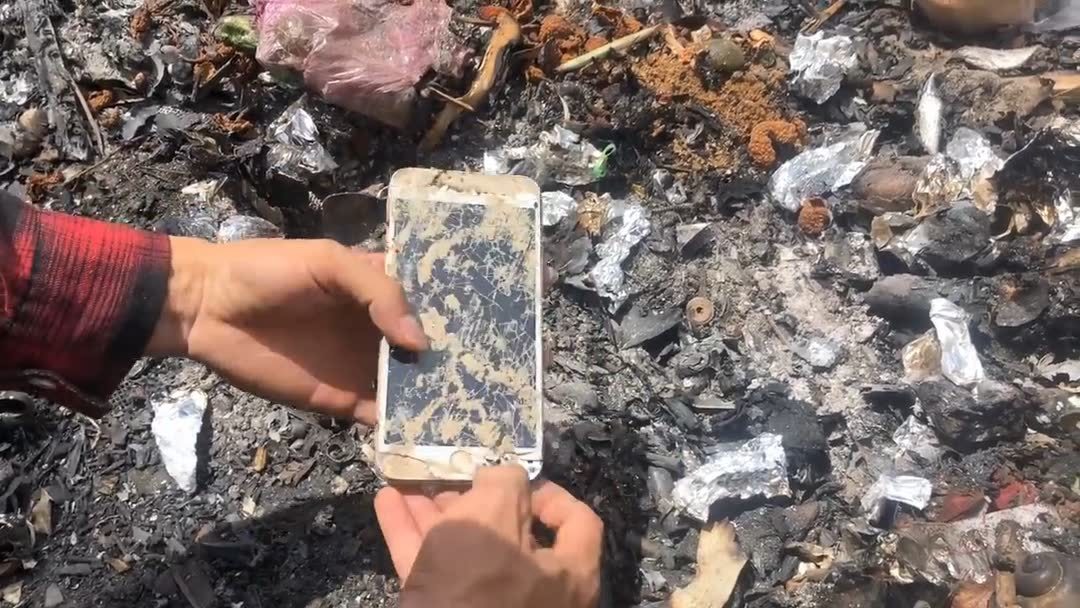 这才是真正的高手,小伙复原破旧苹果手机,手艺把我看愣了