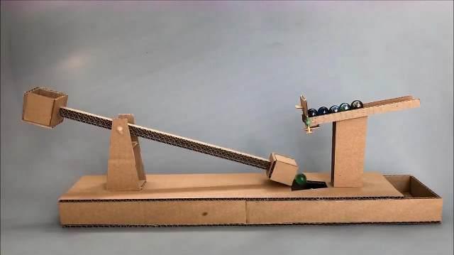 牛人用纸板DIY的天平小游戏,看着精致又好玩!