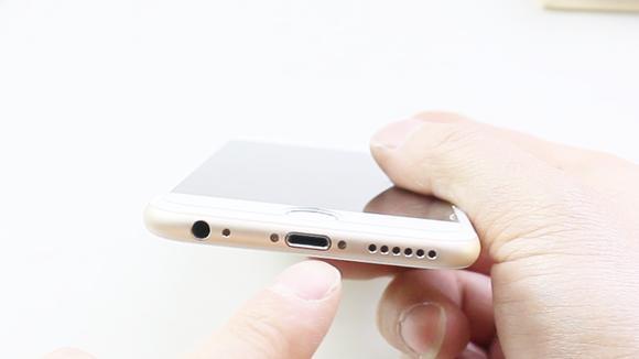 苹果手机充不进去电,维修师傅教你正确清理充电口,轻松解决