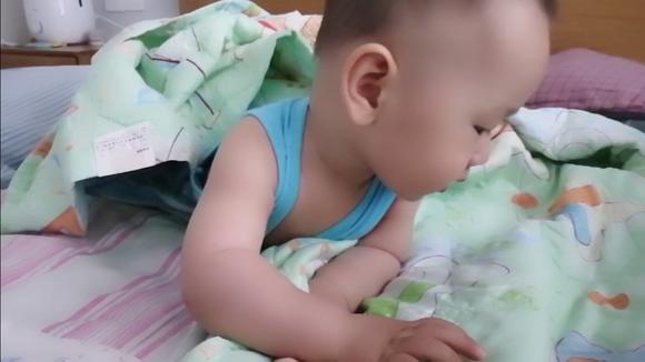 宝宝每天晚上闹上好几次,起来嗨这么早,头上是缺钙不