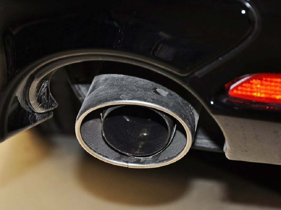 排气管里是黑色的是否燃烧不良?