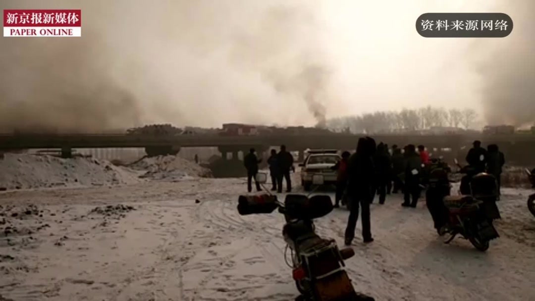 装载鞭炮货车追尾爆炸 司机光脚逃命村民棉鞋支援