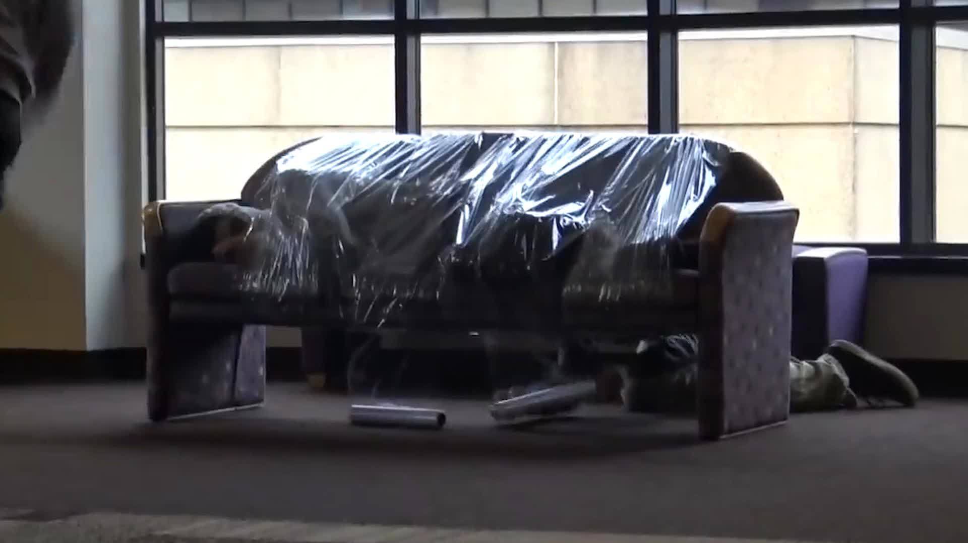 睡觉的路人被保鲜膜缠成蚕宝宝,看我破茧成"喋",打...