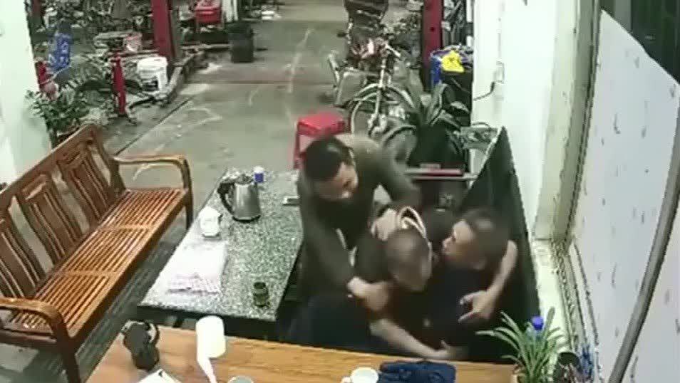 男子狂犬病突然发作,见谁咬谁,监控拍下惊心一幕!