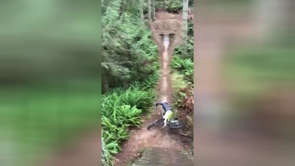 星期五山地车精彩表演,动作危险请勿模仿!