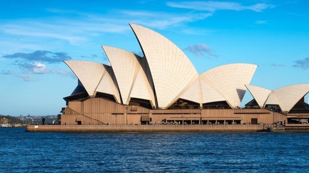 又一白眼狼!一边搭中国“便车”发展经济,一边配合美国封锁我国