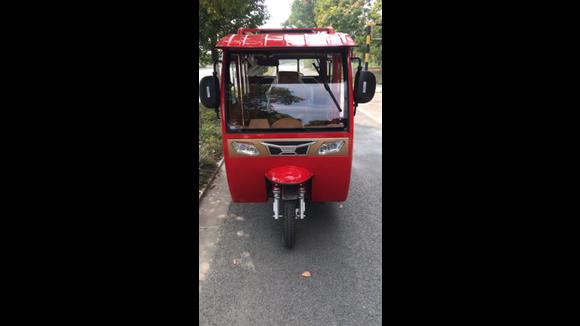 全封闭燃油三轮摩托车方向盘