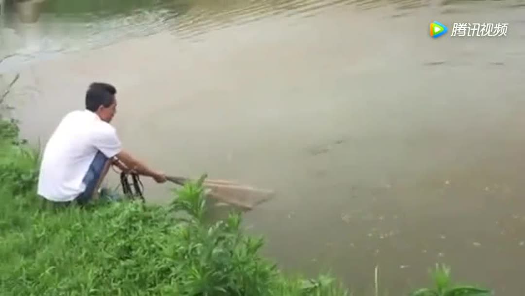 民间高手抛网捕鱼,2分钟不到竟收货十几条大鱼!