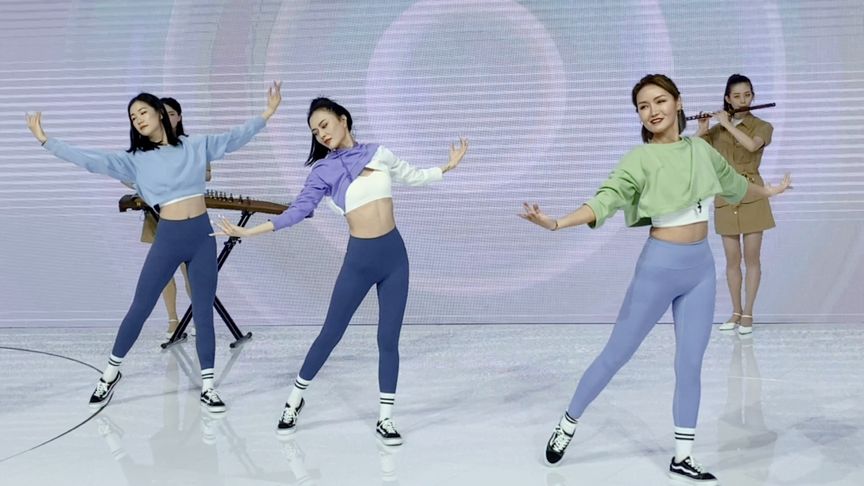 2021上海国际车展:红旗汽车展台演出 国风与街舞的融合