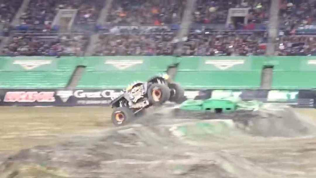 世界上最大的越野车比赛,腾空漂移太精彩了