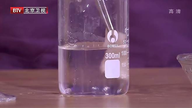 沐浴乳含碱性物质会破坏皮肤黏膜,增加癌从皮如风险,要注意使用