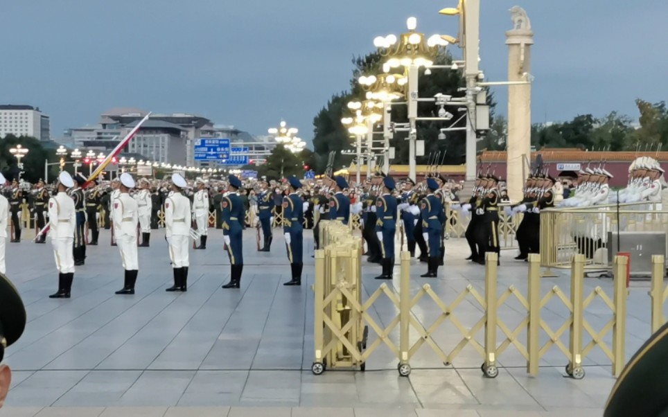 10月1日国庆节,天安门举行升旗仪式,万人齐唱国歌,太震撼了