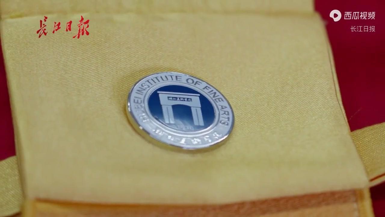 ...6月毕业季,@武汉科技大学和@湖北美术学院不约而同亮出本校设计...