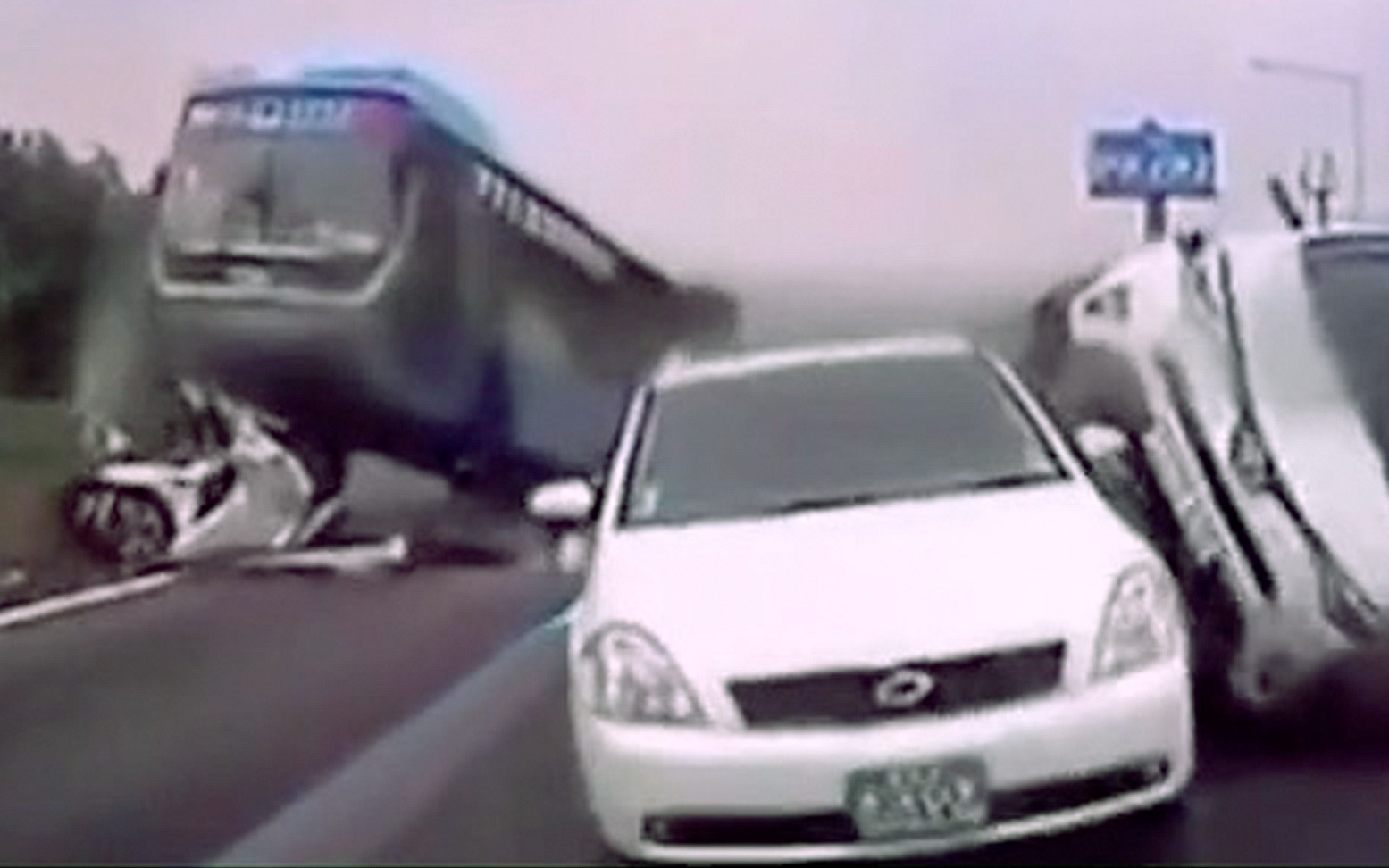 交通事故合集:惨了!全车无一生还,高速急刹后车猛烈撞击(20200611第...