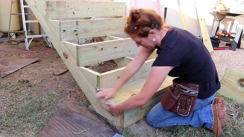 看德国女木工是怎样制作楼梯的,这手艺在国内一天没有800请不到