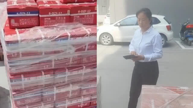 女子目视前方统计货物库存,手持计算机按键如飞惊呆网友