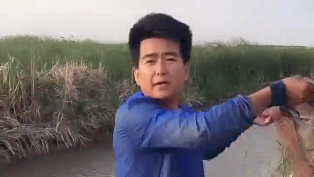 小伙子直播撒网捕鱼