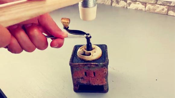 几十年前的咖啡研磨器完全修复 恢复后研磨原始的味道!