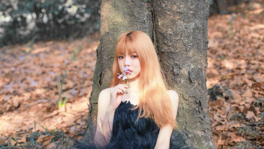 金发性感美女唯美森林写真高清视频欣赏