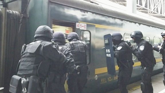 实战演练!特警开枪制服“劫匪”救人质 开枪射击训练百发百中