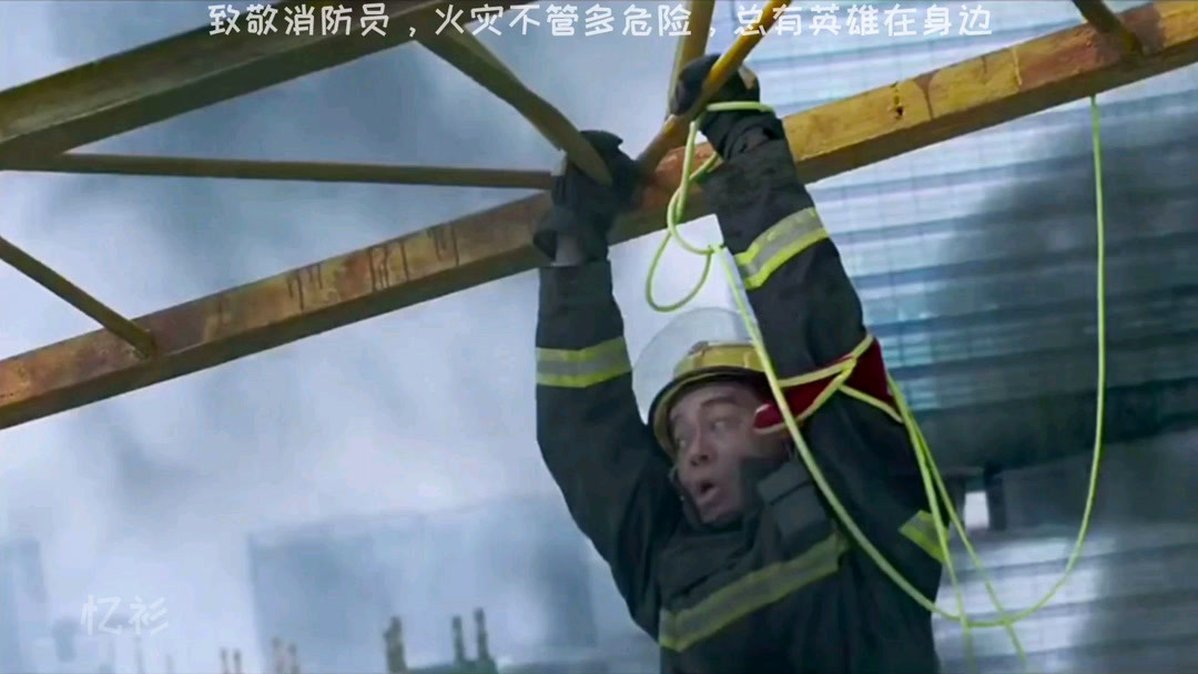 致敬消防员,火灾不管多危险,总有英雄在身边,论安全绳的重要性