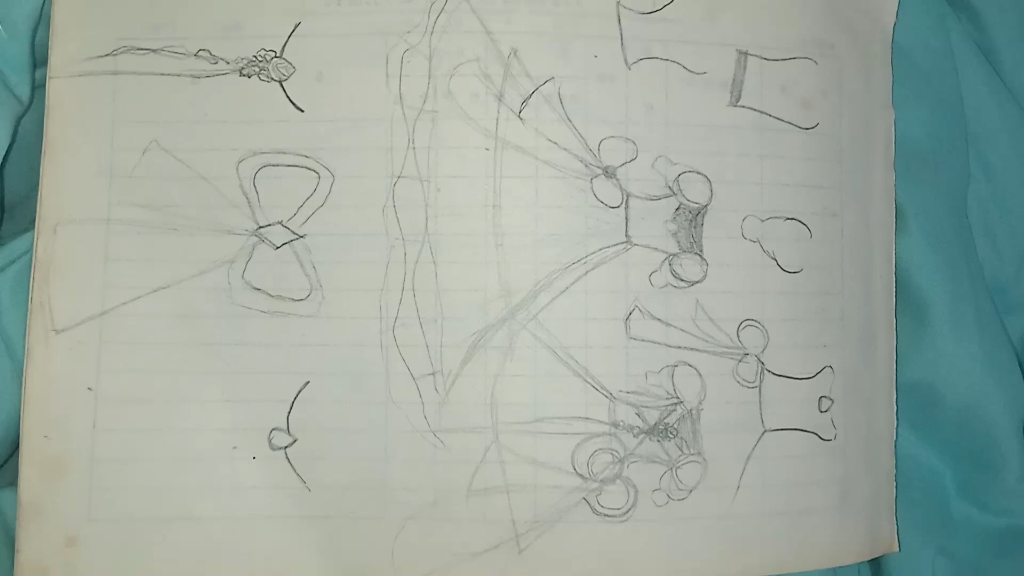 翻到了几张小时候的服装设计稿,真的是很久以前了,九久到我都忘了是...